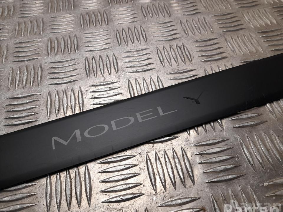 TESLA 149430100B Model Y 2021 Door Sill Trim