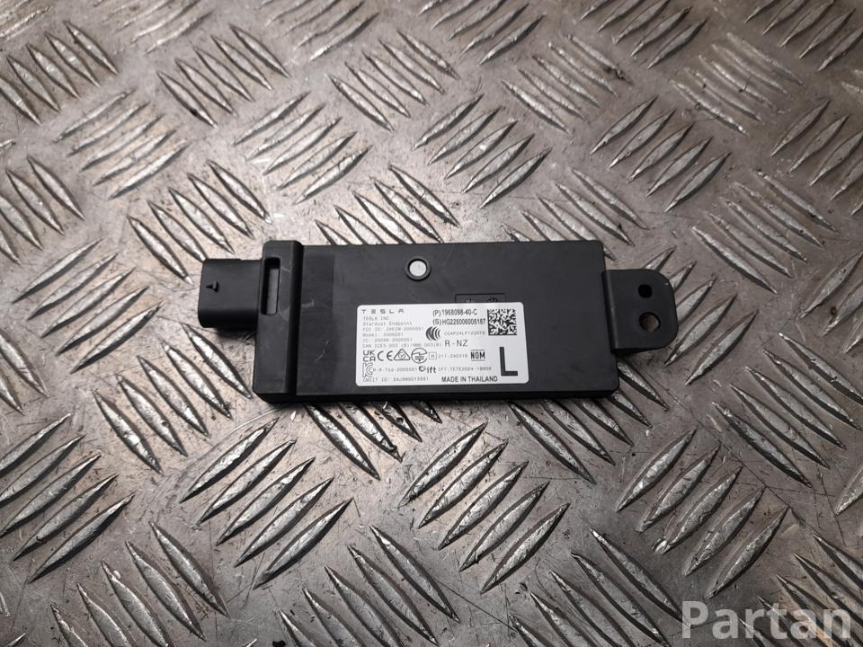 Interface box (control unit 'bluetooth') 196809840C Tesla Model Y 2025 ...